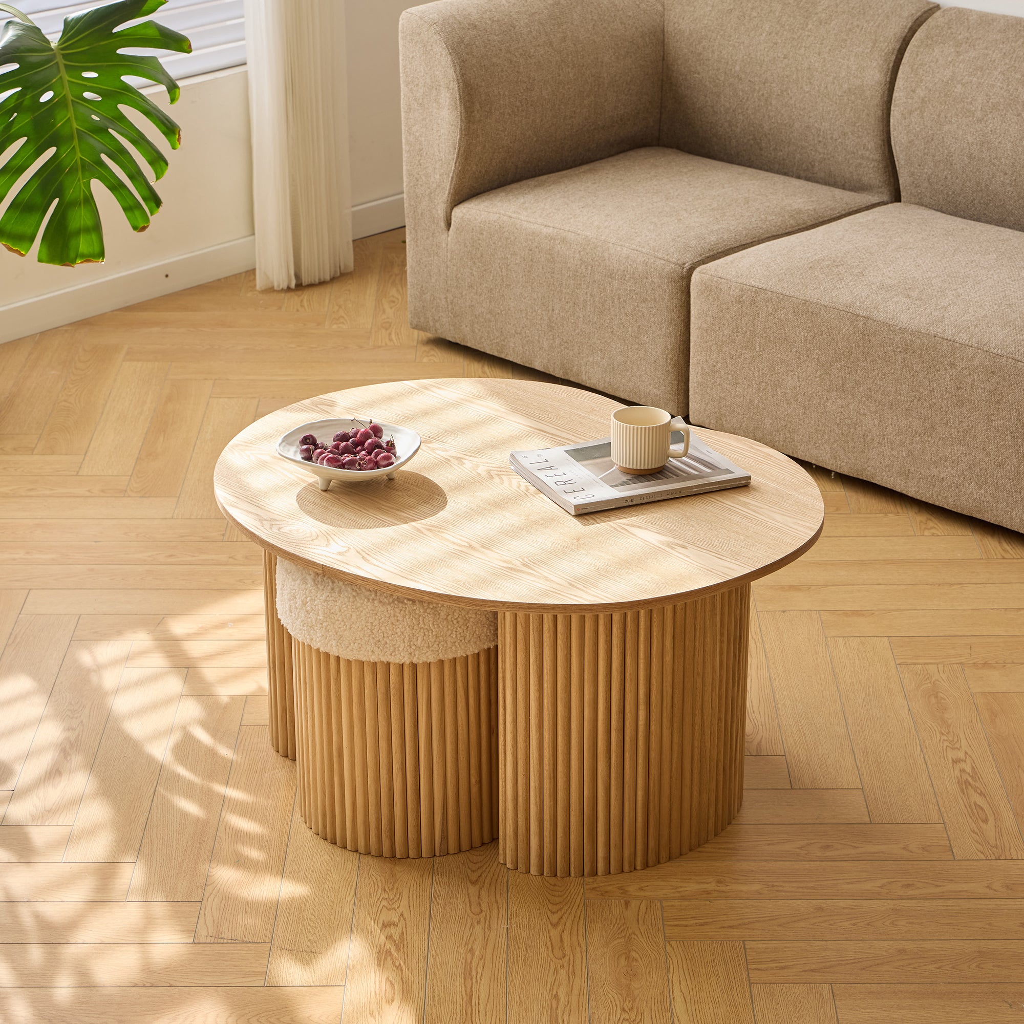 ARVIKA - Set of 1 wooden coffee table and 2 white bouclé poufs - Nordlys